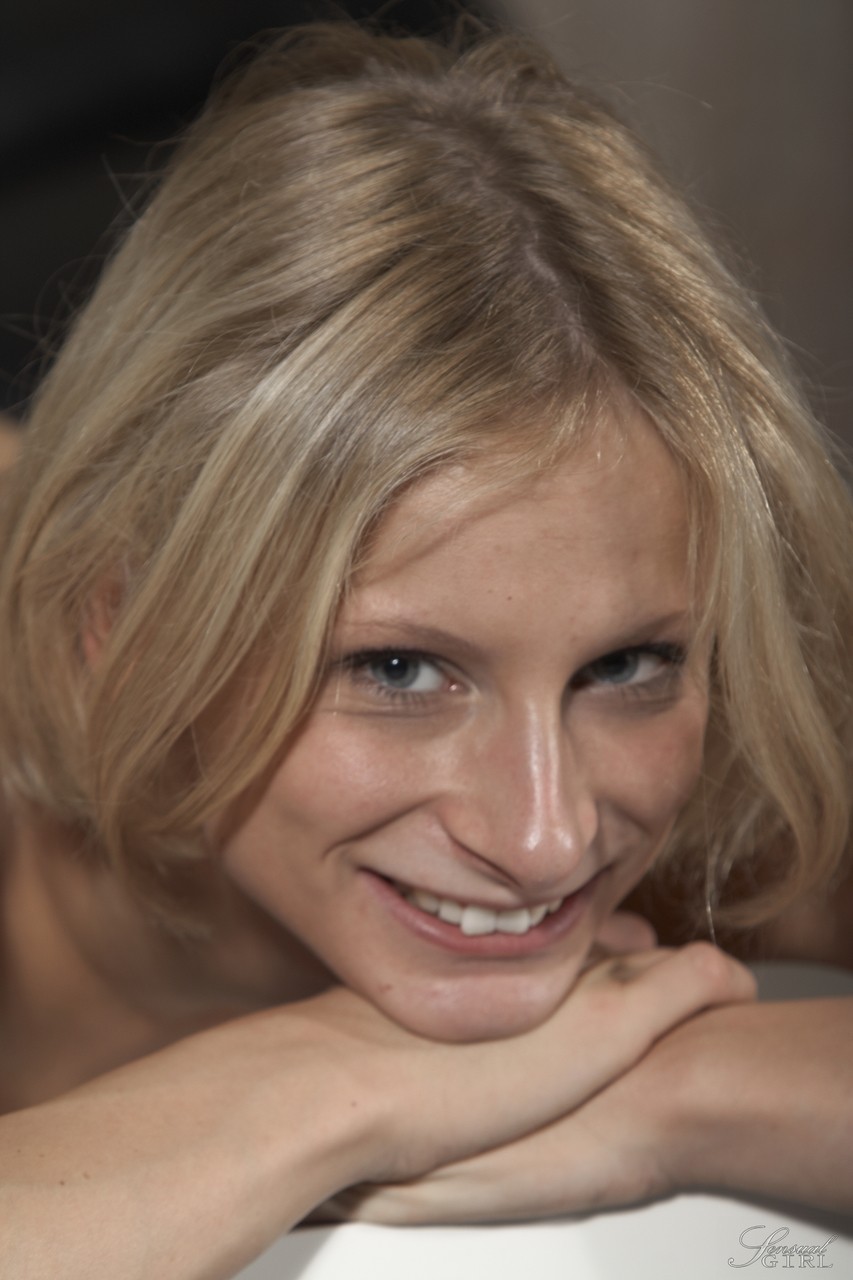 Skinny Blonde Paris Pink Smiles While Posing Nude On Black Leather Couch Sexvidxxx